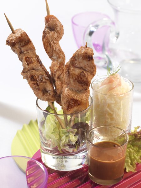 Recette Brochettes de poulet au gingembre rose, sauce aux cacahuètes